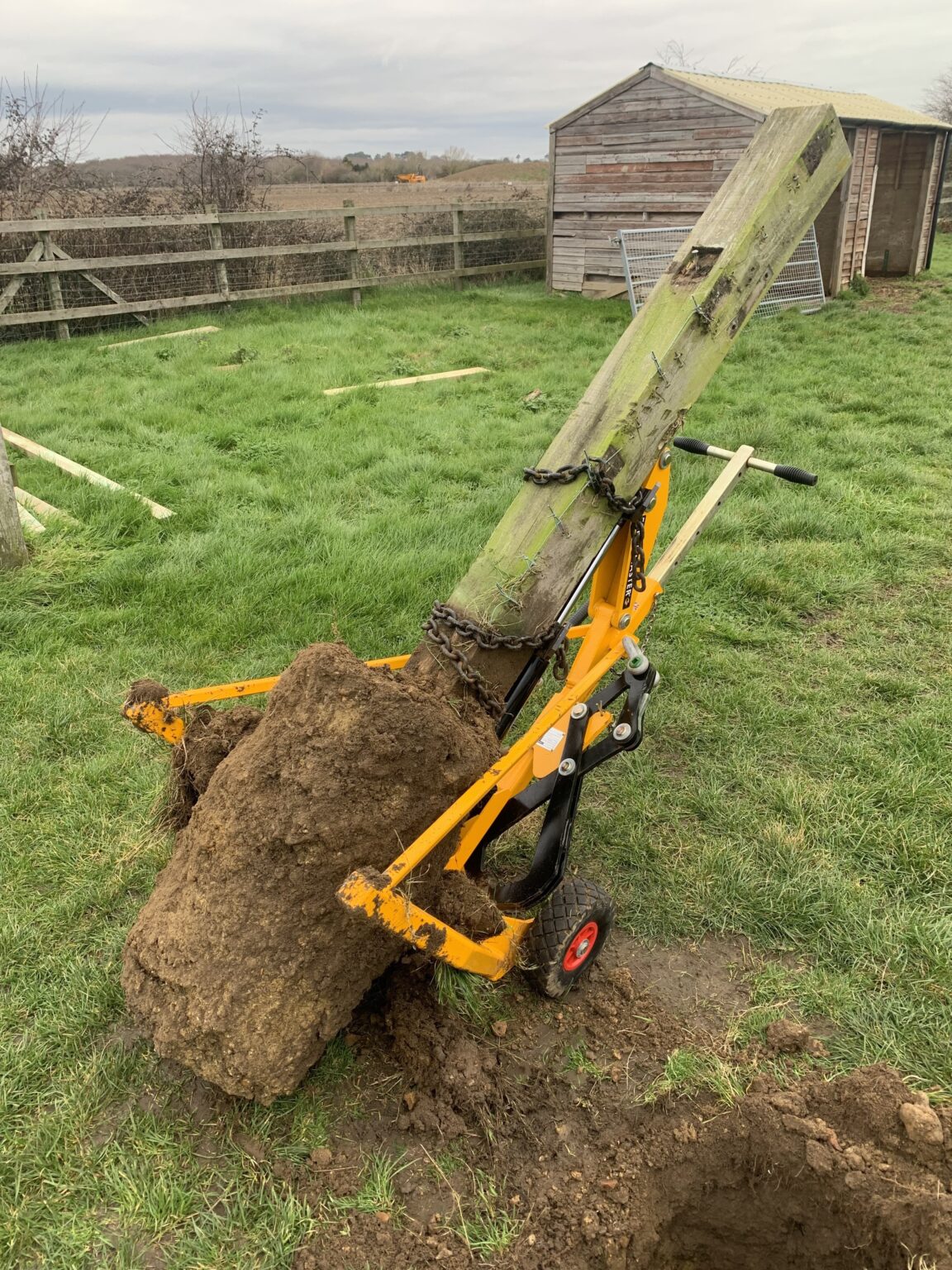 Fence post extractor store